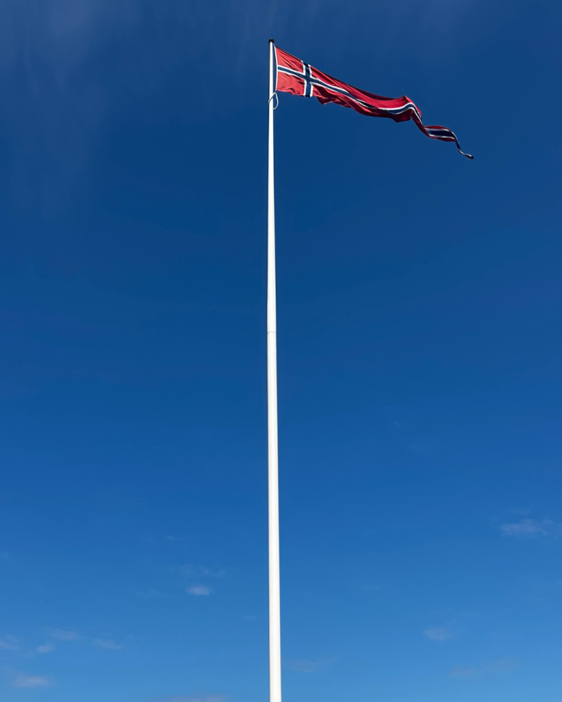 Flaggstang med innvendig line og vippebeslag - Flaggstangsfabrikken